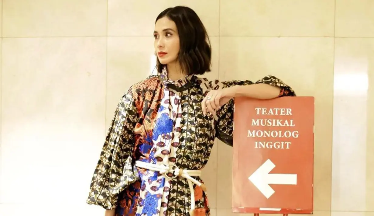 Gaya OOTD Marsha Timothy saat Pakai Batik, Banjir Pujian - Foto ...