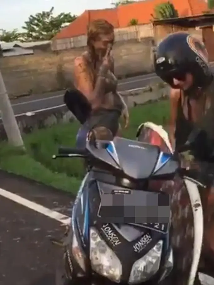 10 Tingkah Nyeleneh Bule di Bali saat Berkendara, Absurd Banget Bikin Melongo - Mobil Otosia.com