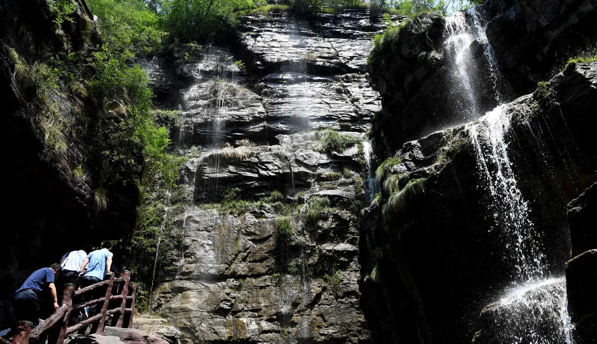 FOTO: Melihat Pemandangan Batu Merah di Wisata Gunung Yuntai China ...