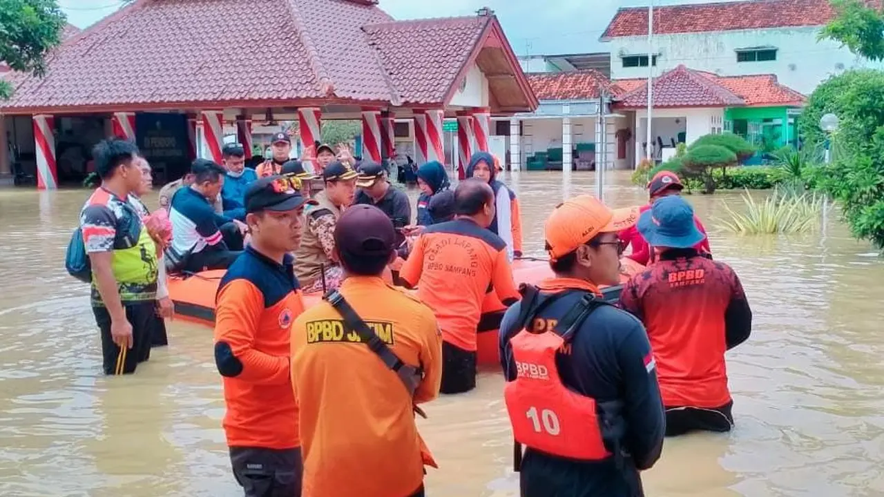Tiga Kabupaten di Madura Serentak Diterjang Banjir, Ribuan Warga Mengungsi - Surabaya Liputan6.com