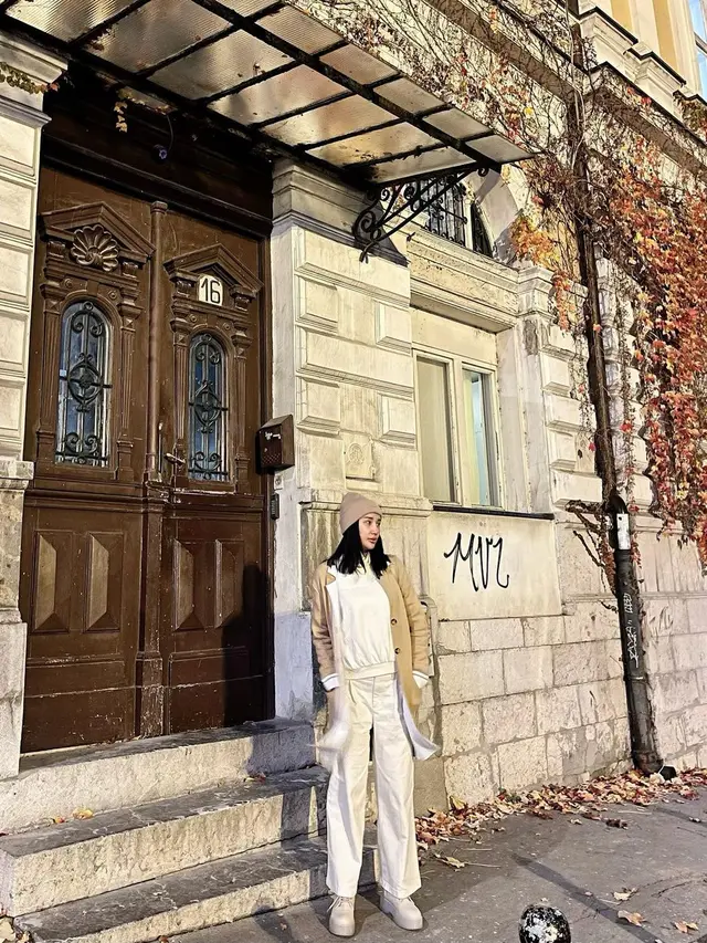 6 Potret Bella Aprilia Sant saat Liburan di Luar Negeri, Tampil Stylish ...