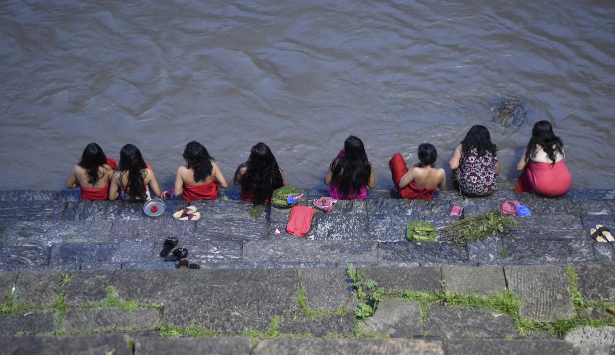 FOTO: Intip Para Wanita Nepal Mandi Suci Selama Festival Rishi Panchami ...