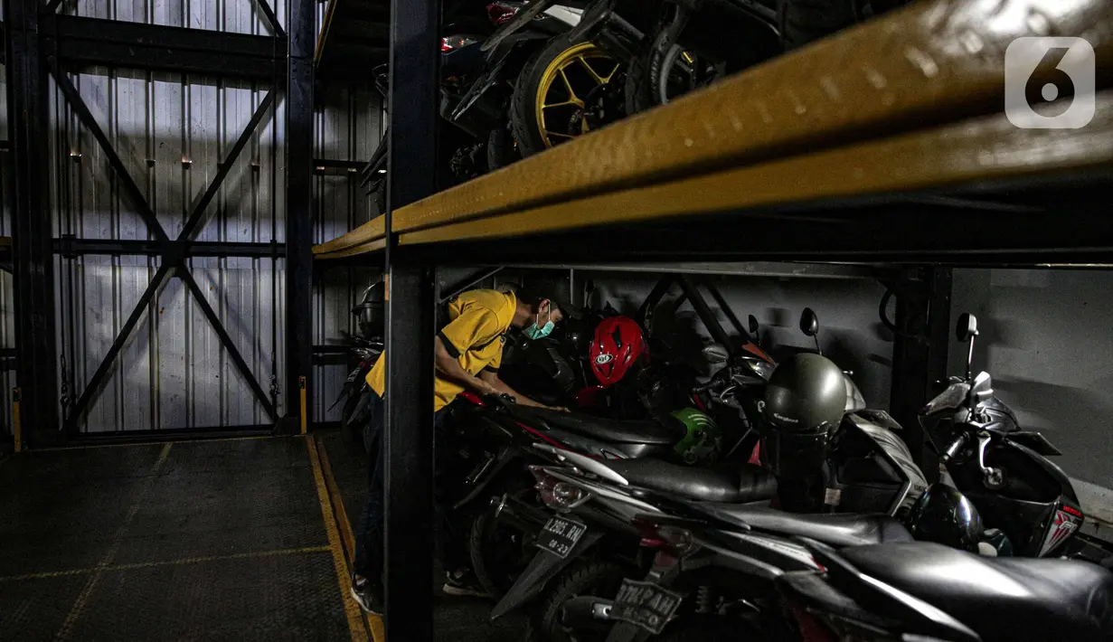 FOTO: Inovasi Baru Parkir Sepeda Motor Vertikal di Ibu Kota - Foto ...