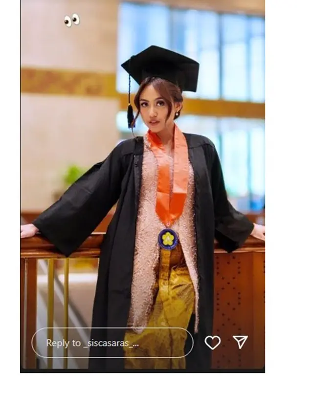 8 Momen Wisuda Sisca Saras Eks JKT48, Penuh Bahagia - Hot Liputan6.com
