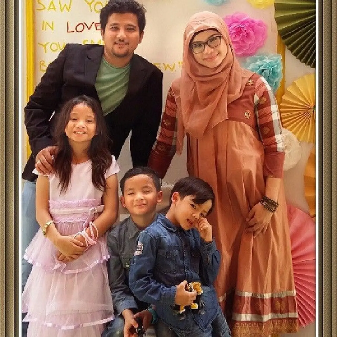 9 Potret Kesederhanaan Istri Personel Sheila On 7, Enggak Neko-Neko ...