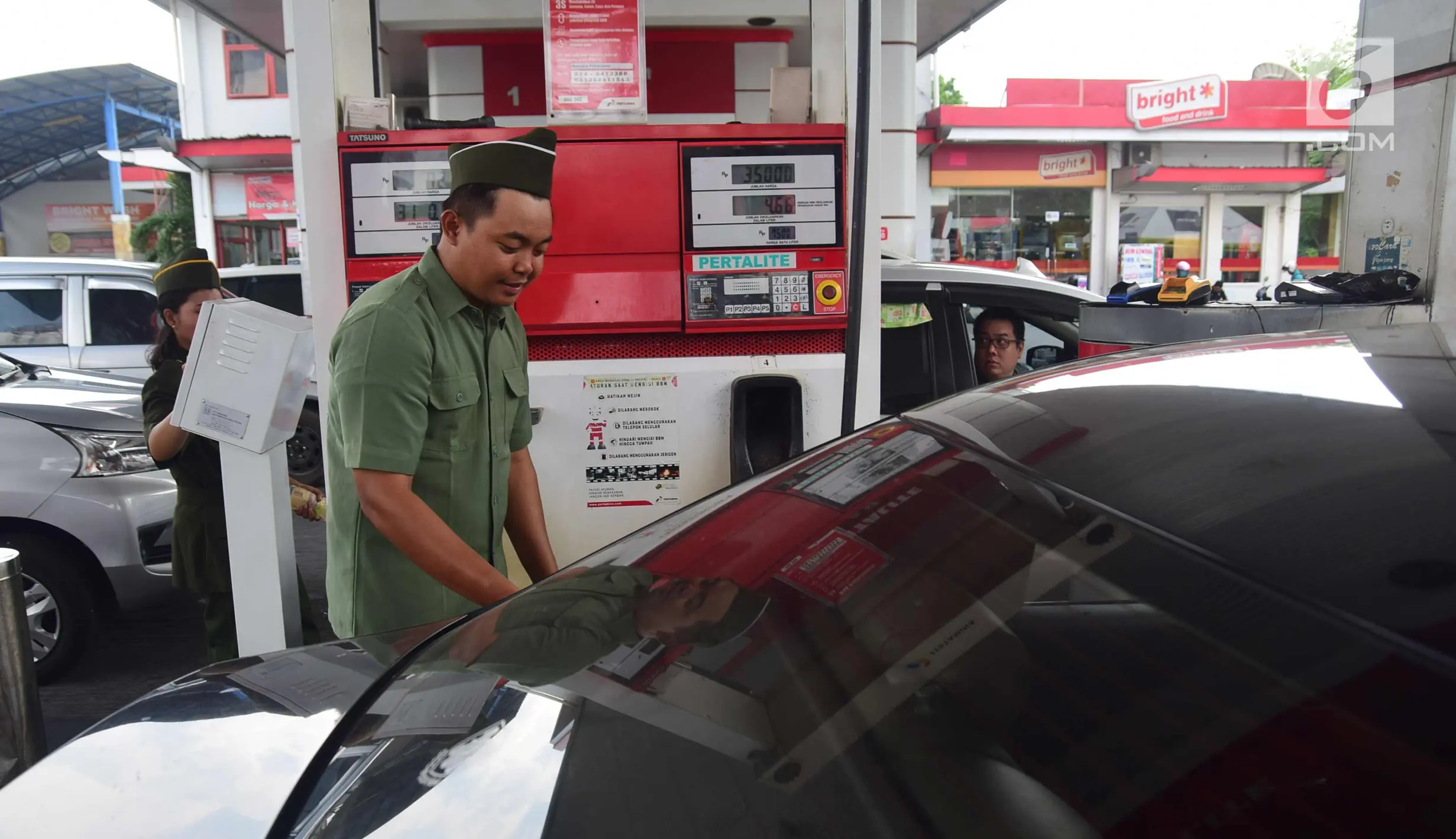 PHOTO: Ketika Petugas SPBU Kenakan Baju Pejuang di Hari Pahlawan - Foto ...