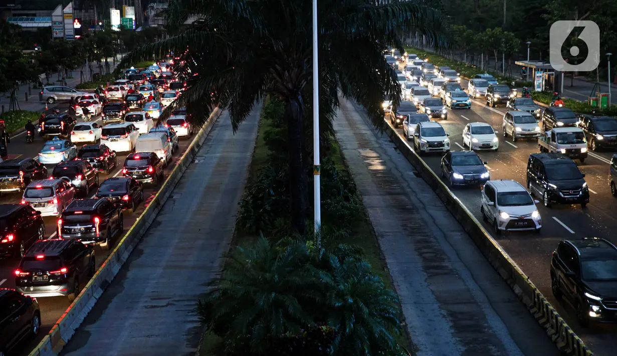 FOTO: Usai Hujan, Terbitlah Macet di Ibu Kota - Foto Liputan6.com