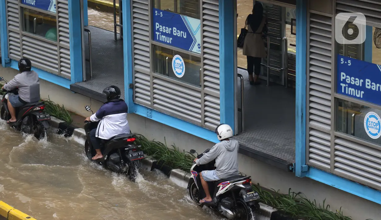 FOTO: Begini Suasana Banjir di Jalan Gunung Sahari - Foto Liputan6.com