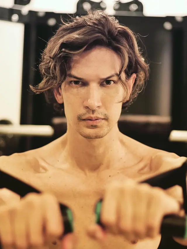 7 Potret Dimas Beck yang Kini Makin Kekar, Dipuji Makin Macho - Hot ...