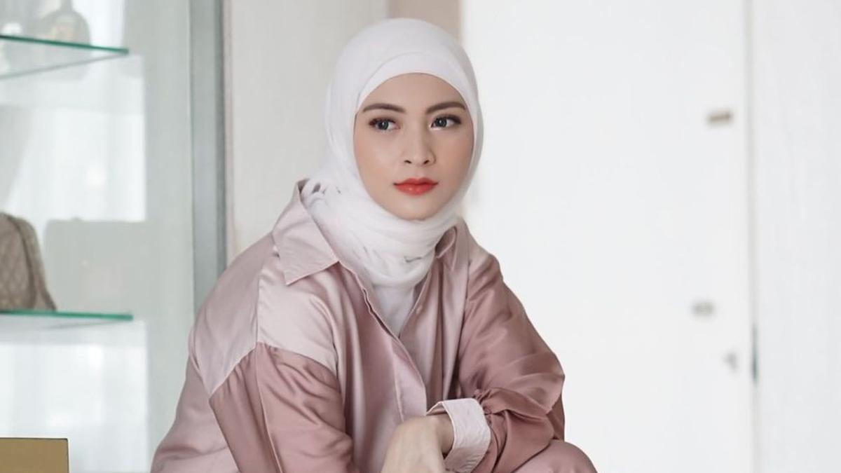 Donita Ajarkan Anak tentang Patah Hati - Entertainment Fimela.com