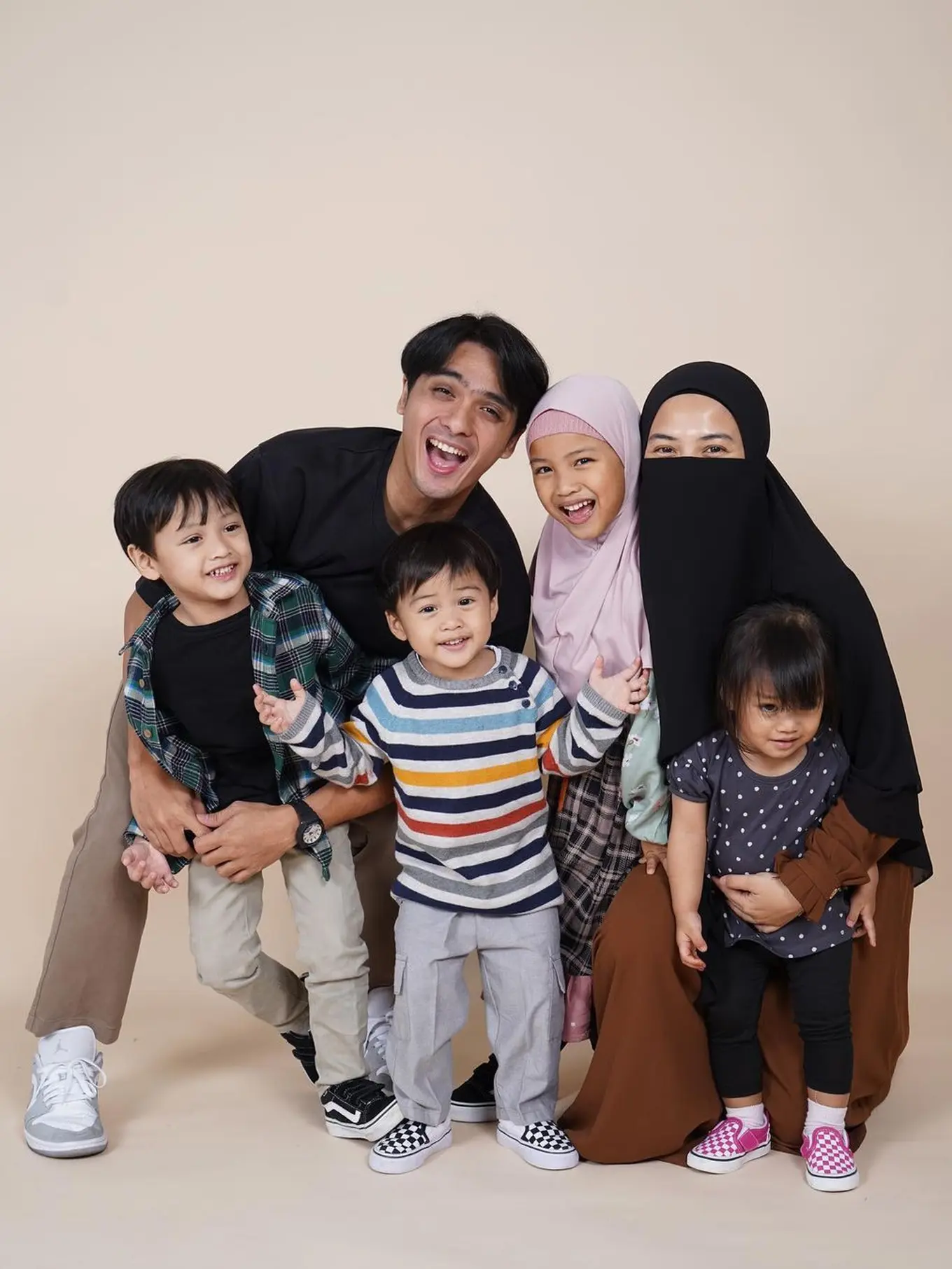 Potret Hangat Keluarga Ricky Harun - Herfiza Novianti, Tampak Bahagia ...