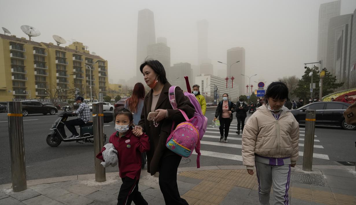 Potret Kota Beijing Diselimuti Badai Debu - Foto Liputan6.com