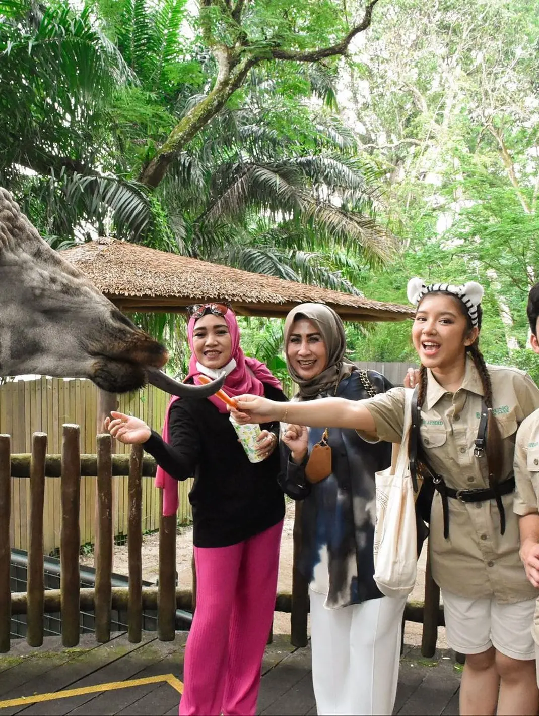 8 Gaya Kompak Tiara Andini dan Alshad Ahmad yang Hobi Pakai OOTD Kembar