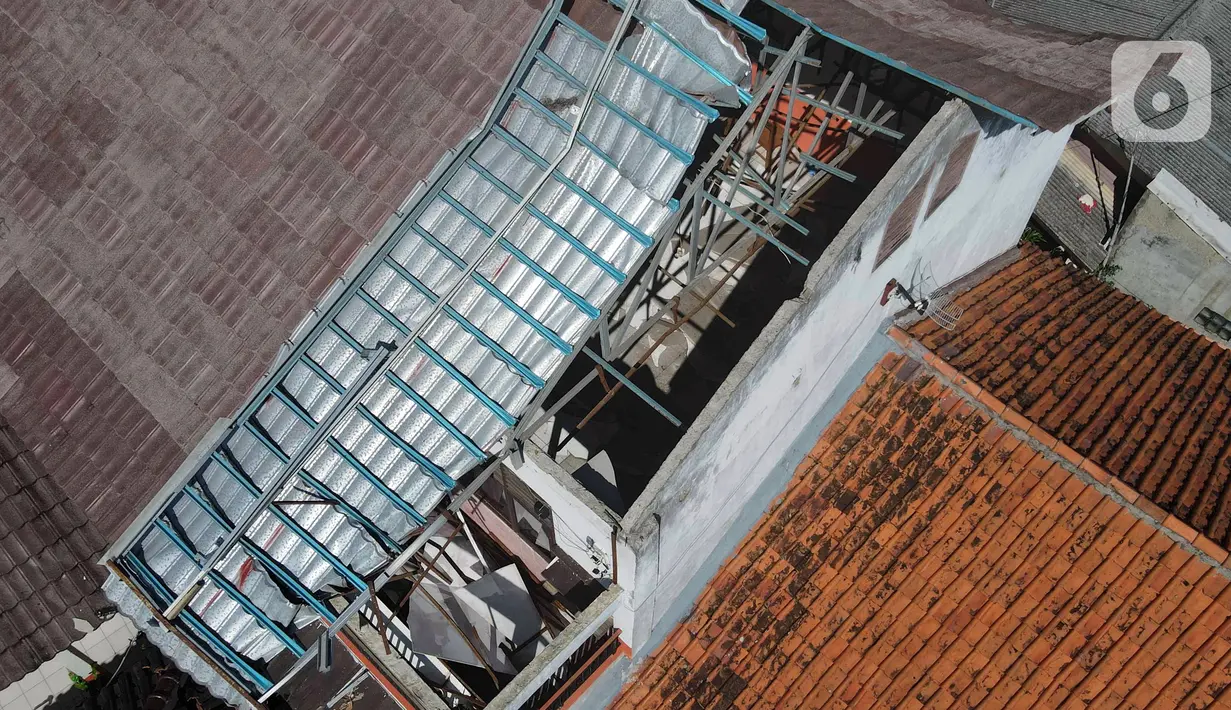 FOTO: Kondisi Ruang Kelas SDN Pancoranmas 3 yang Ambruk Akibat Hujan Deras - Foto Liputan6.com