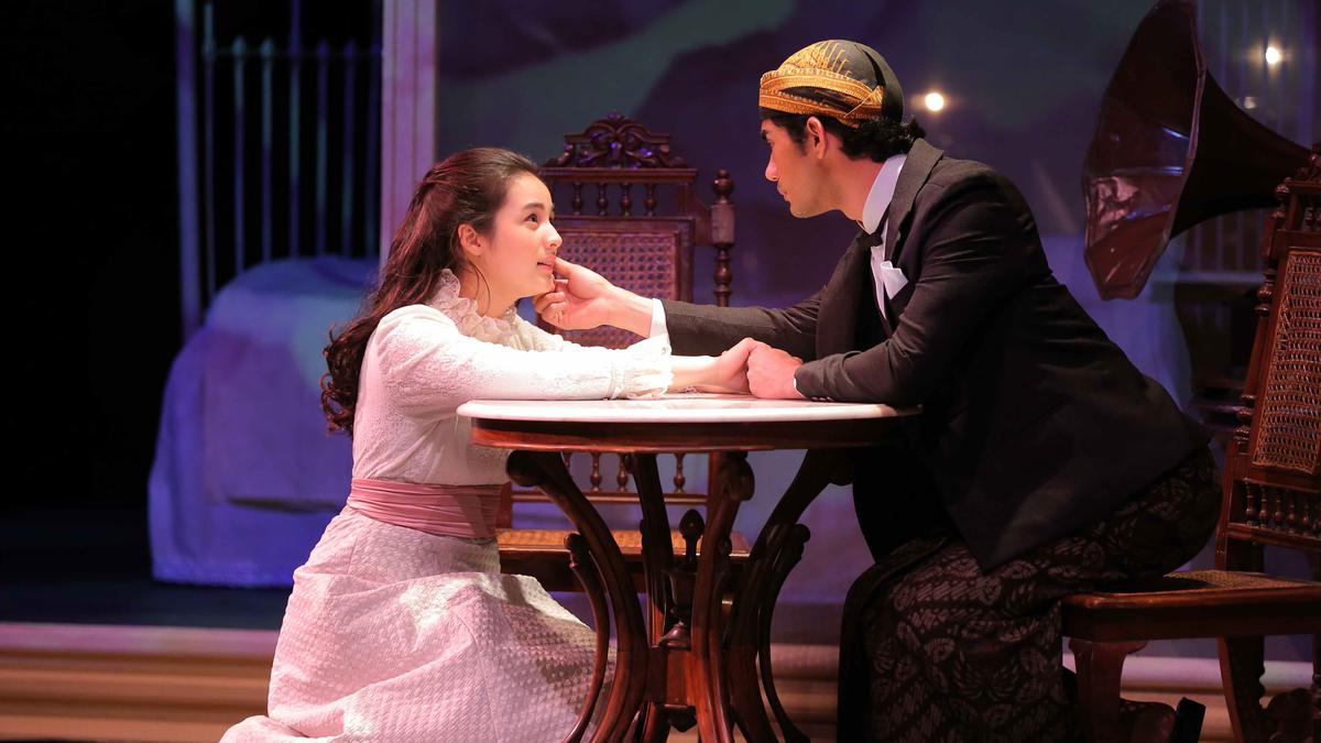 Teater Bunga Penutup Abad: Antara Cinta, Harta, dan Keluarga ...