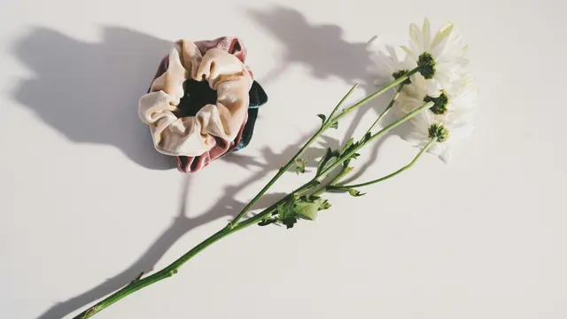 Fakta Unik dan Sejarah Scrunchie, Ikat Rambut Favorit Sepanjang Masa ...