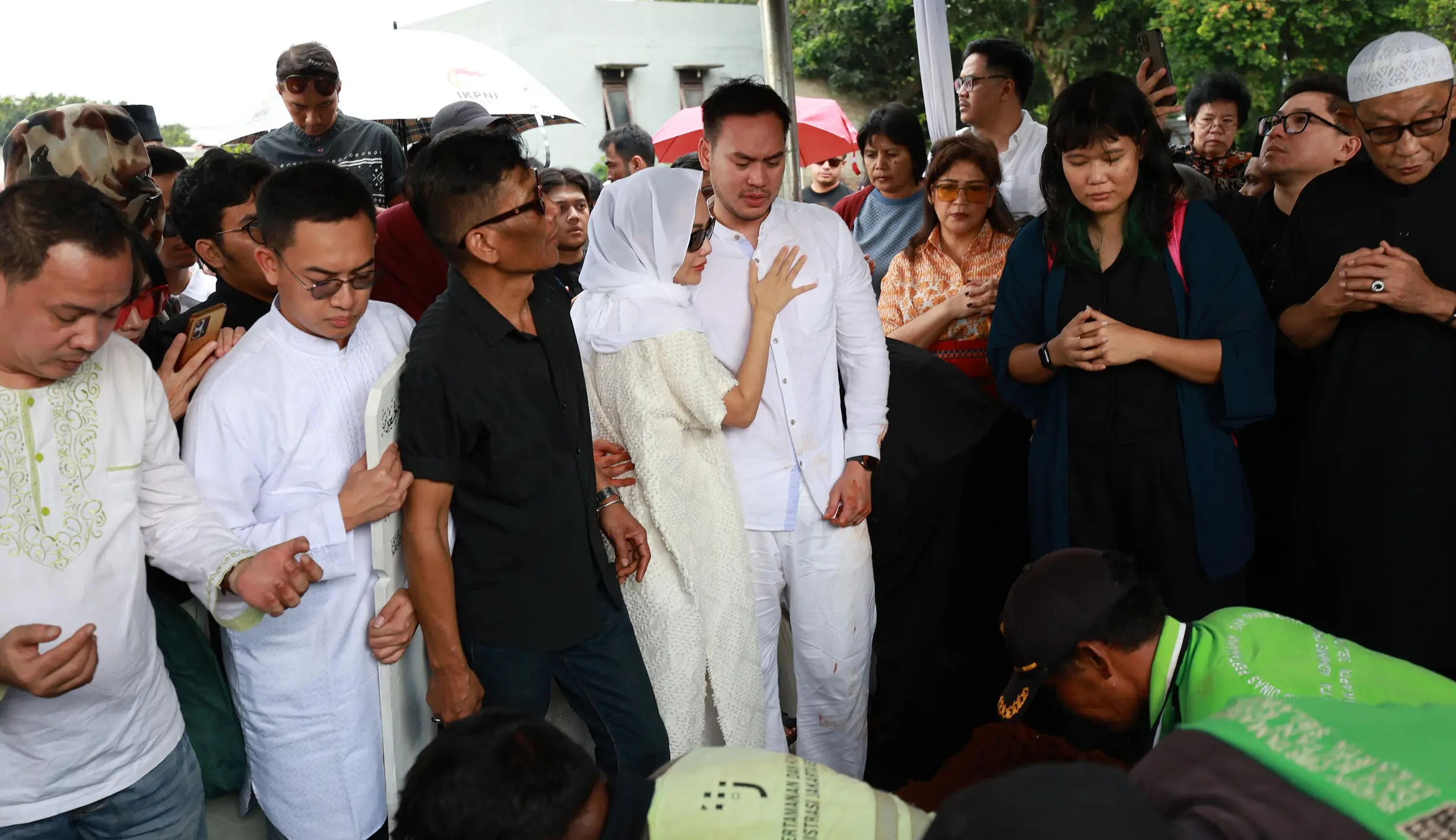 Suasana Haru Selimuti Pemakaman Aktor Senior Ray Sahetapy - Foto ...