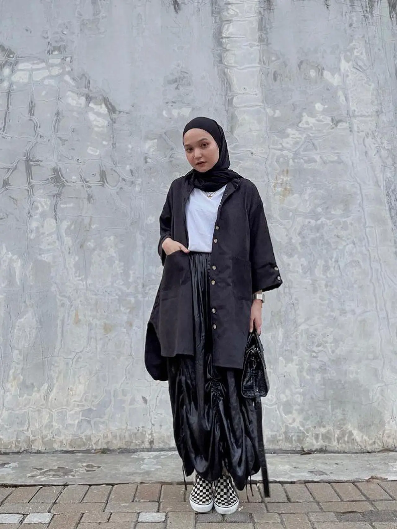 8 Ide OOTD Hijab dengan Kemeja Hitam dari Citra Kirana hingga Tya ...