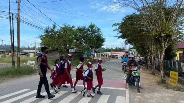 Masuki Jam Rawan, Personel Ditsamapta Polda Kaltara Bantu Anak Sekolah Menyebrang Jalan - News ...