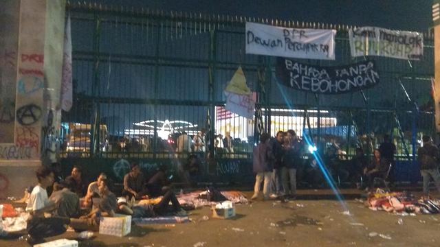 Sebagian Mahasiswa yang Berdemo Menginap di Gedung DPR - News Liputan6.com