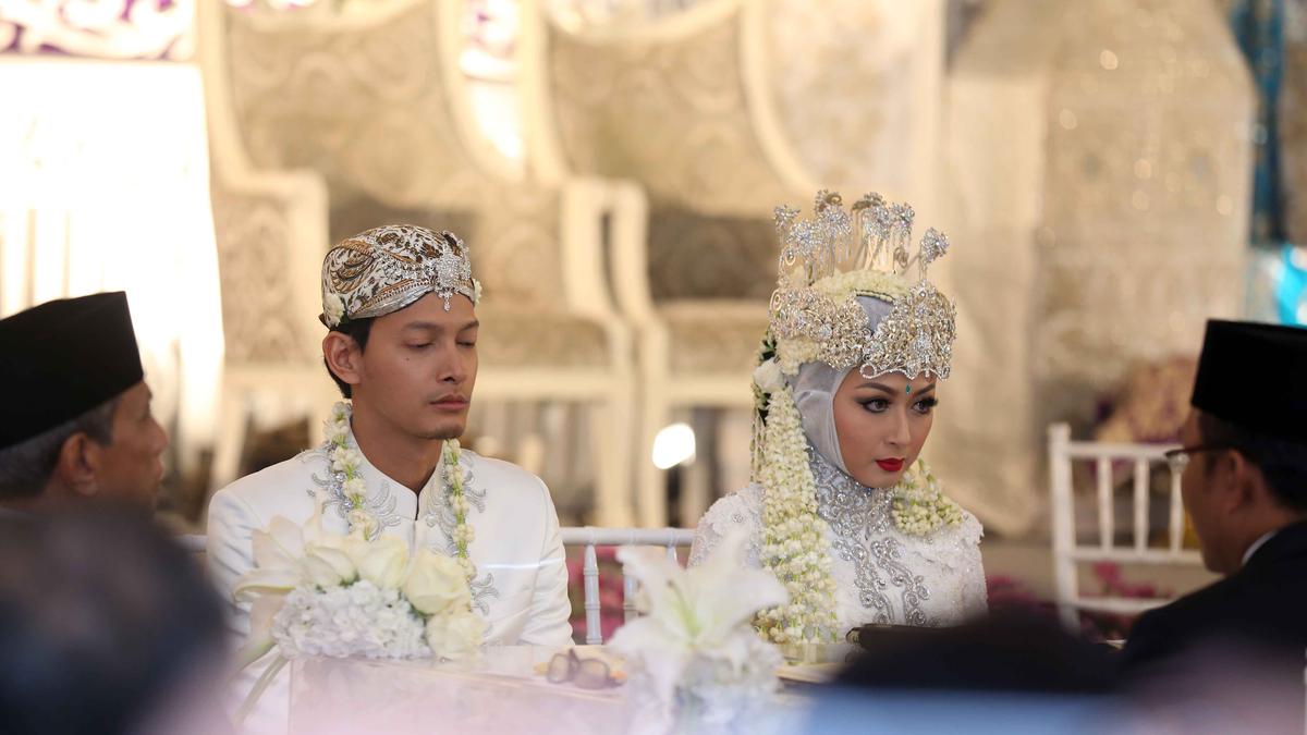 5 Artis Tanah Air yang Menikah Berkat Taaruf - ShowBiz Liputan6.com