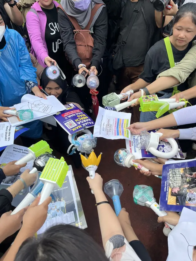 6 Potret K-Popers Demo Tolak Kenaikan PPN 12 Persen, Semua Fandom Bersatu - Hot Liputan6.com