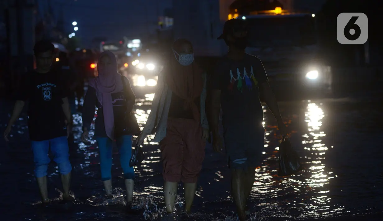 FOTO: Banjir Rob Masih Genangi Kawasan Muara Baru hingga Malam - Foto Liputan6.com