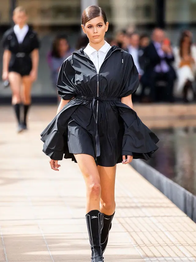 Berjaya di NYFW 2019, Simak 6 Gaya Kaia Gerber Peragakan Busana ...