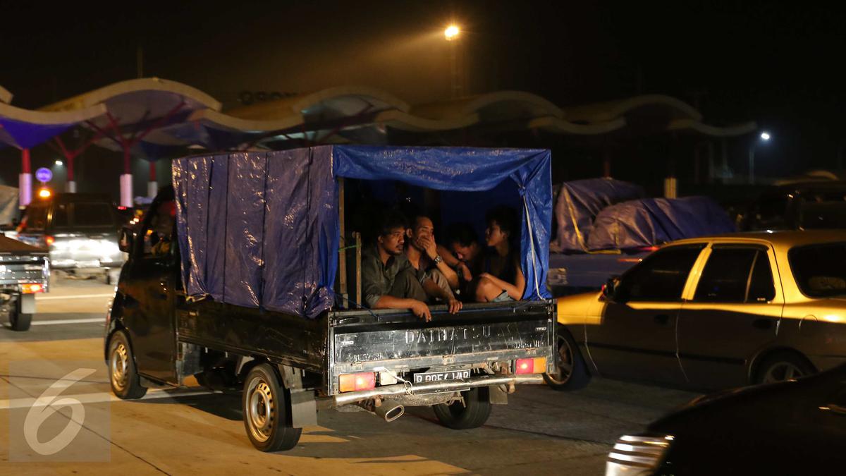 Angkutan Mudik dengan Mobil Bak Terbuka Ramaikan Gerbang Tol Cikopo ...