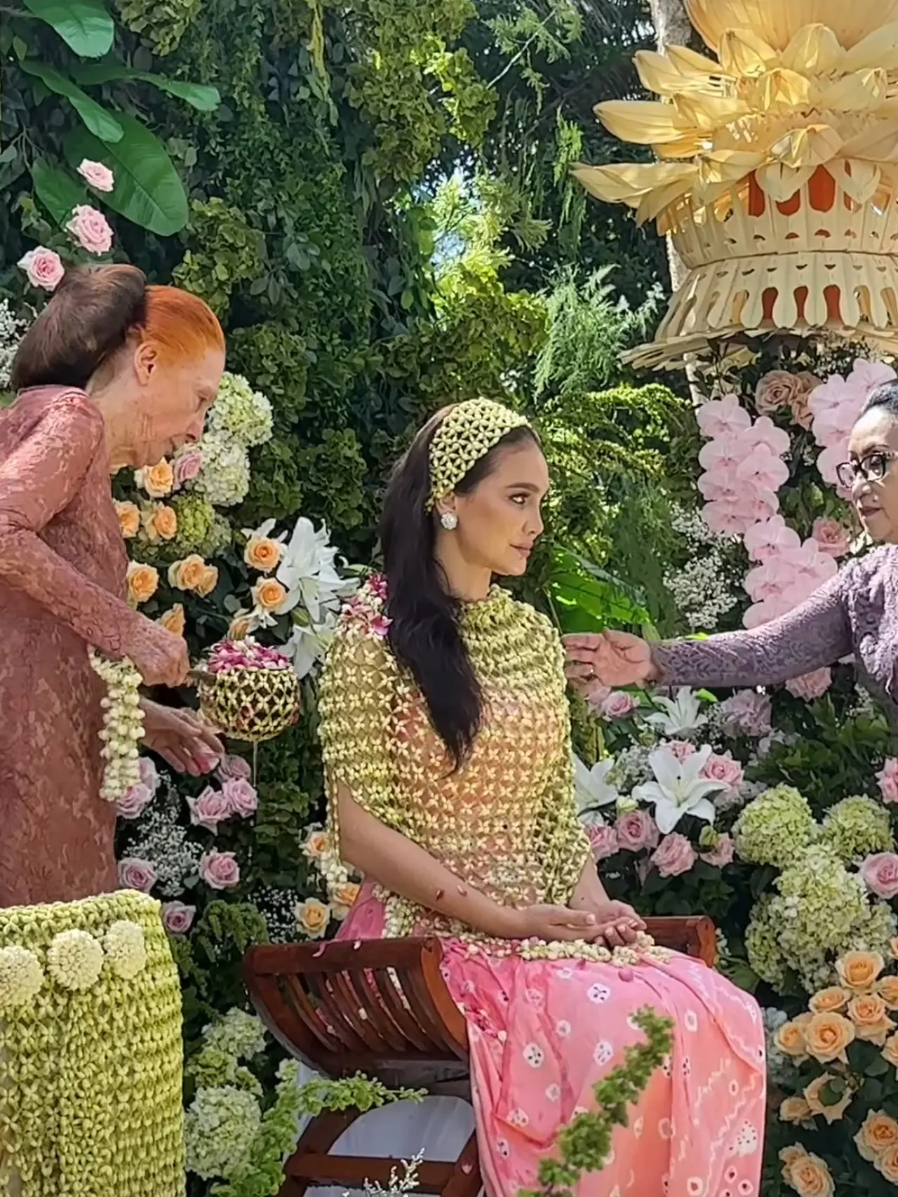 Pesona Luna Maya Dibalut Kebaya dan Ronce Melati saat Prosesi Siraman ...