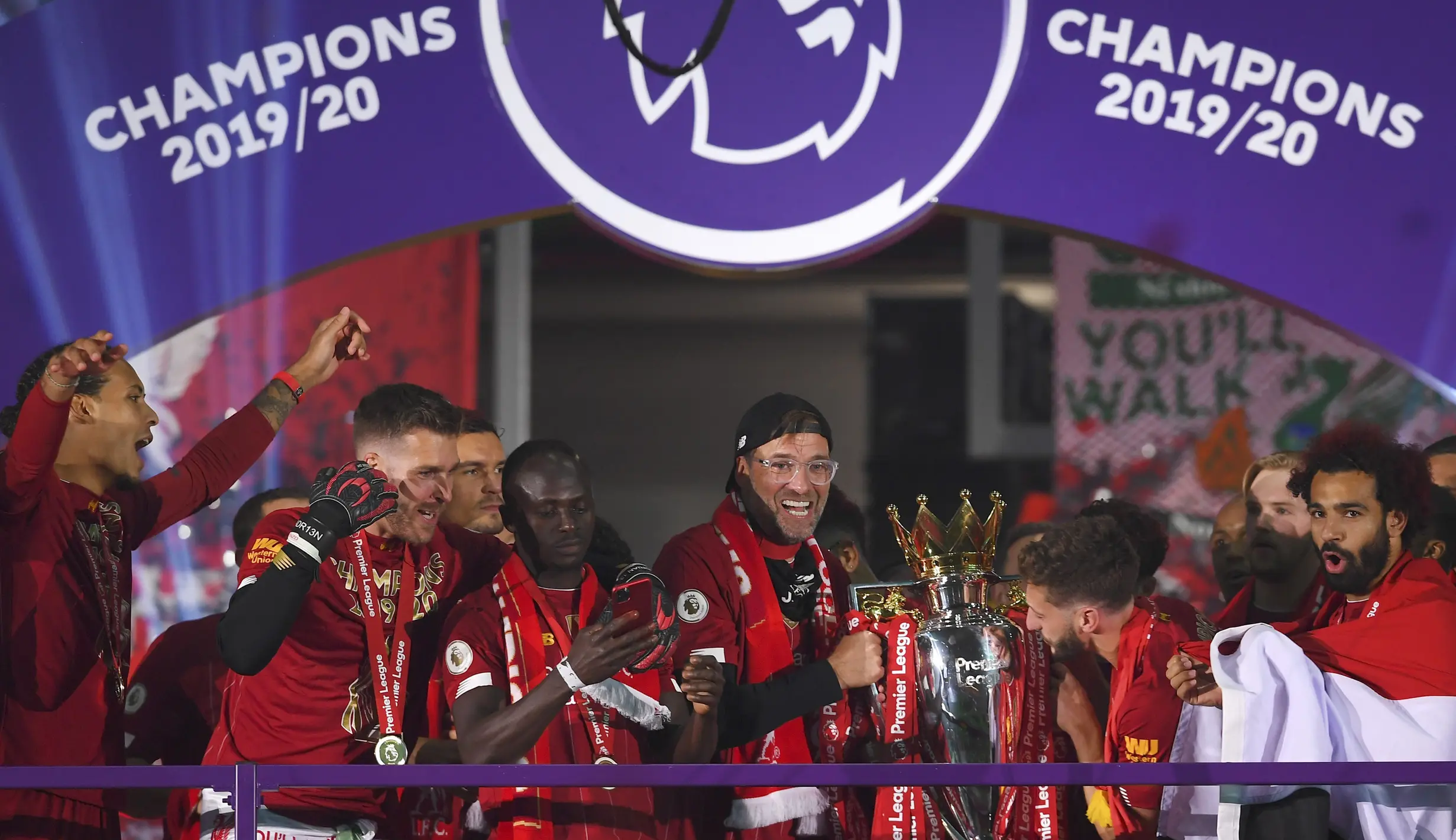 FOTO: Liverpool Angkat Trofi Liga Inggris