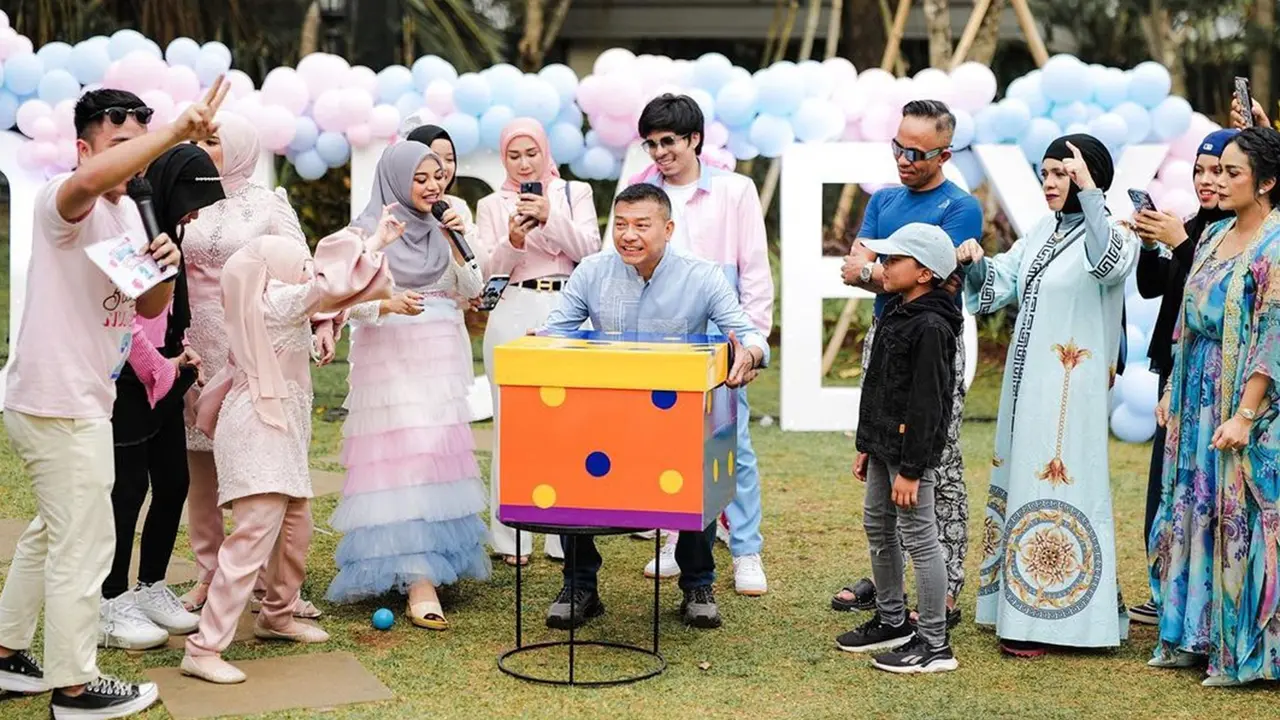 8 Potret Gender Reveal Anak Kedua Aurel Hermansyah, Ramai Semua Keluarga Datang - Hot Liputan6.com