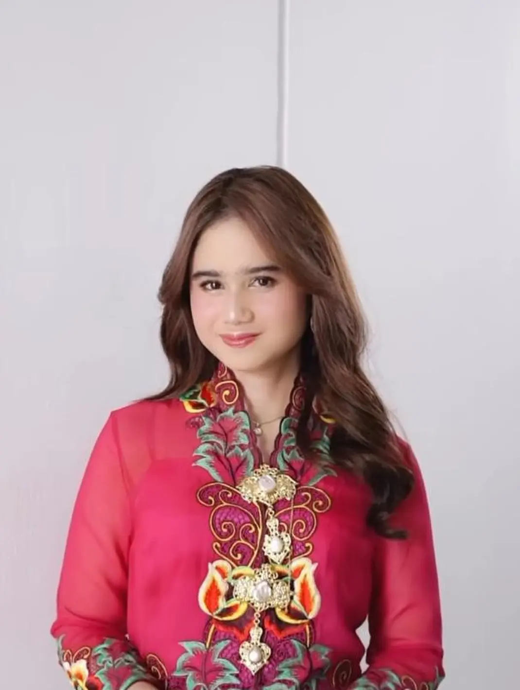 10 Inspirasi Styling Kebaya Encim dari Erina Gudono, Yuki Kato, hingga ...