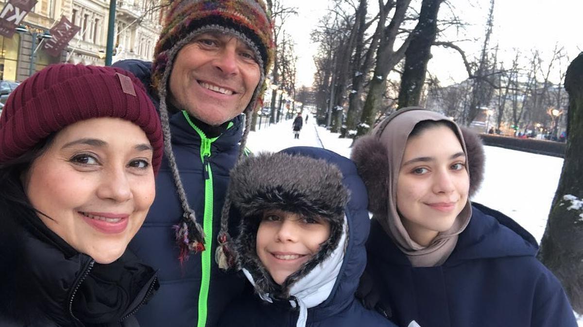 Potret Keluarga Bahagia Ayu Azhari dengan Suami Bulenya 20 Tahun Menikah