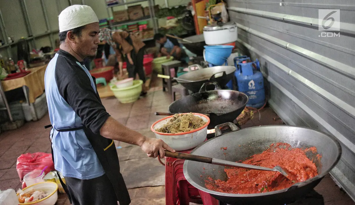 FOTO: Melihat di Balik Ratusan Makanan Buka Puasa di Istiqlal - Foto ...