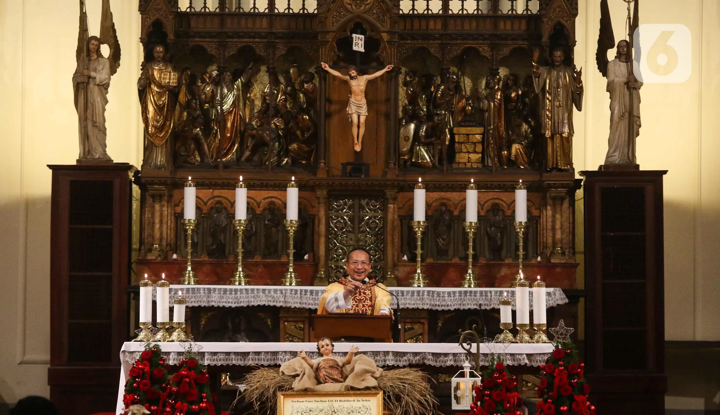 Khidmat, Misa Malam Natal di Gereja Katedral Jakarta - Foto Liputan6.com