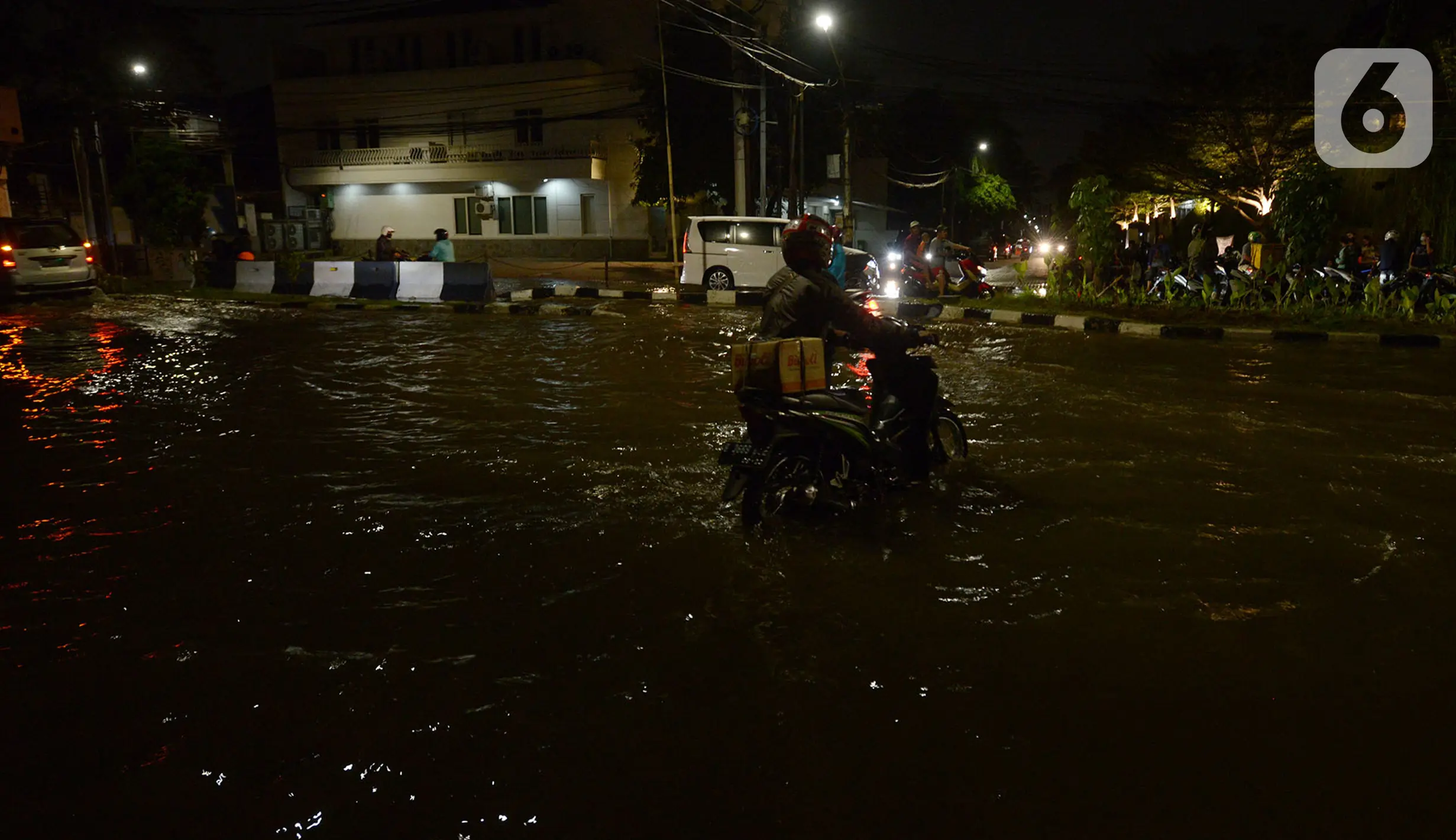 FOTO: Banjir Rob Masih Genangi Kawasan Muara Baru hingga Malam - Foto Liputan6.com
