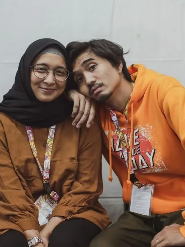 9 Potret Kesederhanaan Istri Personel Sheila On 7, Enggak Neko-Neko