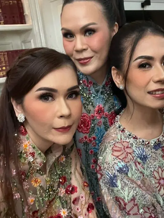 8 Potret Gaya Kompak Jessica Mila dan Ketiga Kakak Ipar saat Acara 7 Bulanan Lewat Prosesi Adat ...