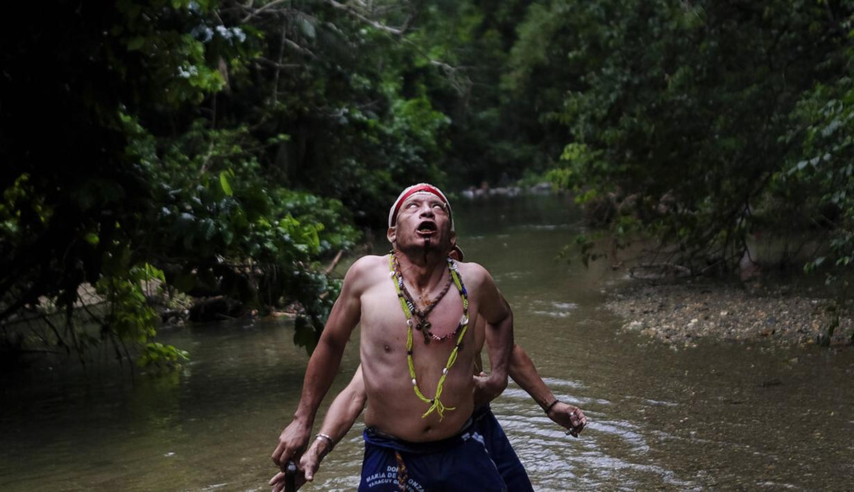 FOTO: Ritual Pengikut Aliran Maria Lionza di Gunung Sorte Venezuela