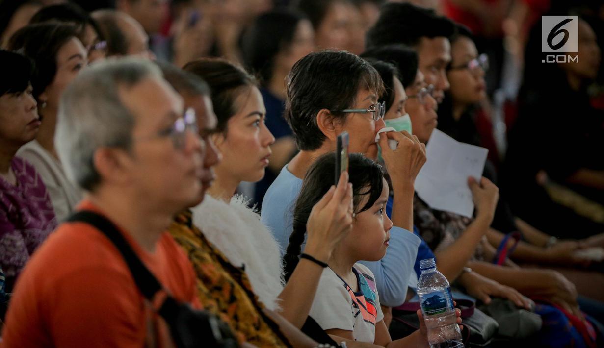 FOTO: Melihat Prosesi Jalan Salib di Jumat Agung Gereja Katedral