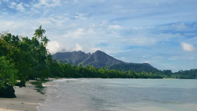 Pesona Gunung Daik yang Jadi Titik Tertinggi di Kepulauan Riau ...