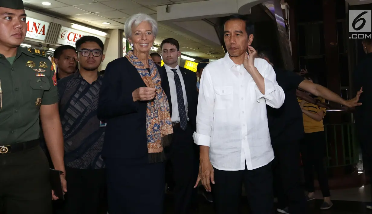 FOTO: Diajak Blusukan Jokowi, Bos IMF Belanja Baju Koko di Tanah Abang - Foto Liputan6.com