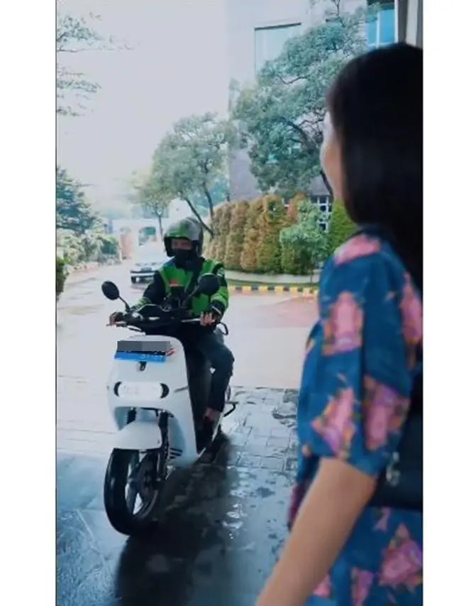 Mengintip Keseruan Raline Shah Keliling Jakarta Bareng Driver Ojol Babeh Ary - Otomotif Liputan6.com