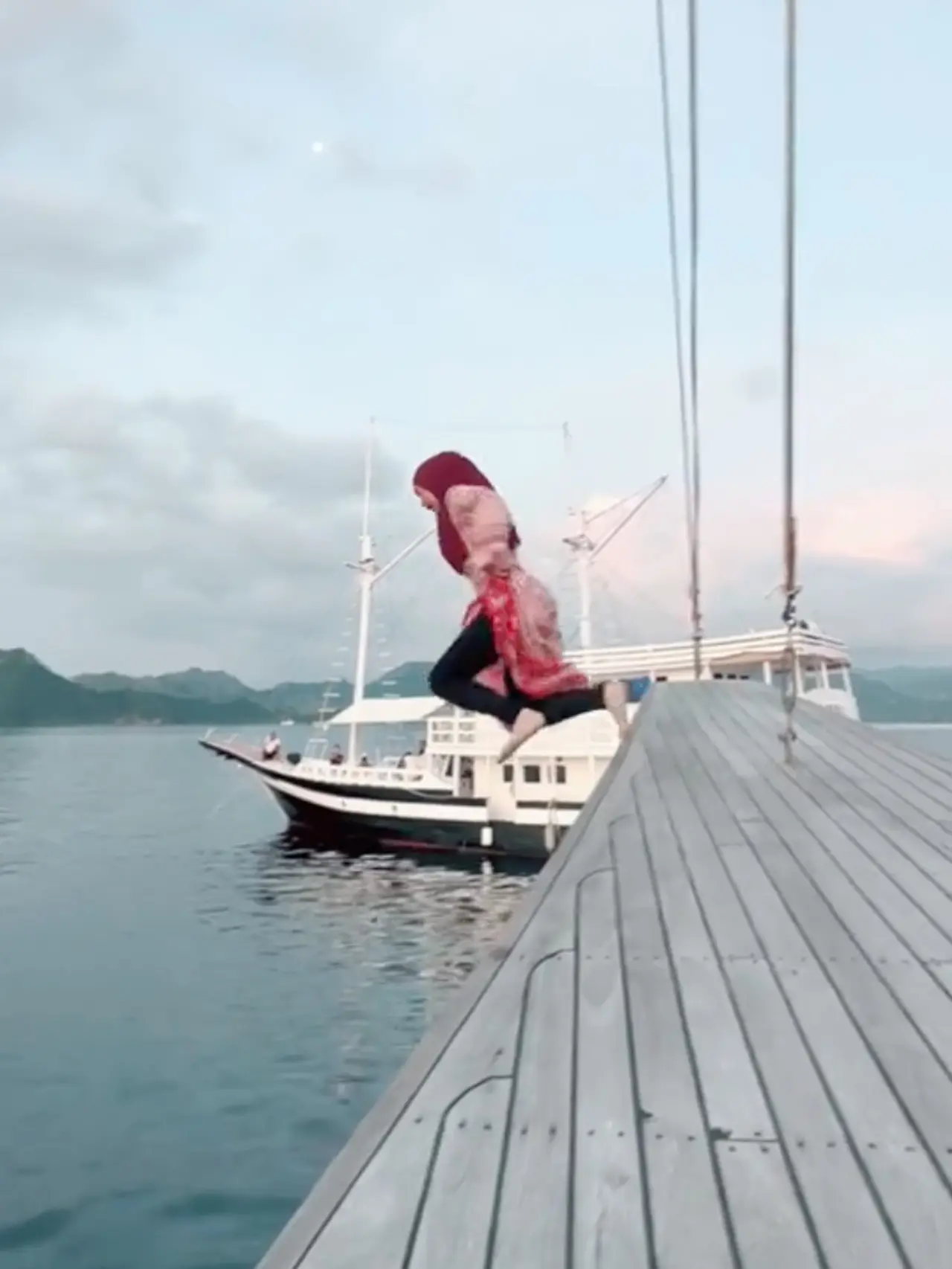 6 Potret Ria Ricis dan Teuku Ryan Liburan di Labuan Bajo: Renang Pakai ...