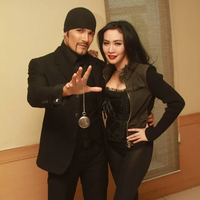 Anniversary Ke-15, Ini 6 Momen Mesra Romy Rafael dan Istri yang ...