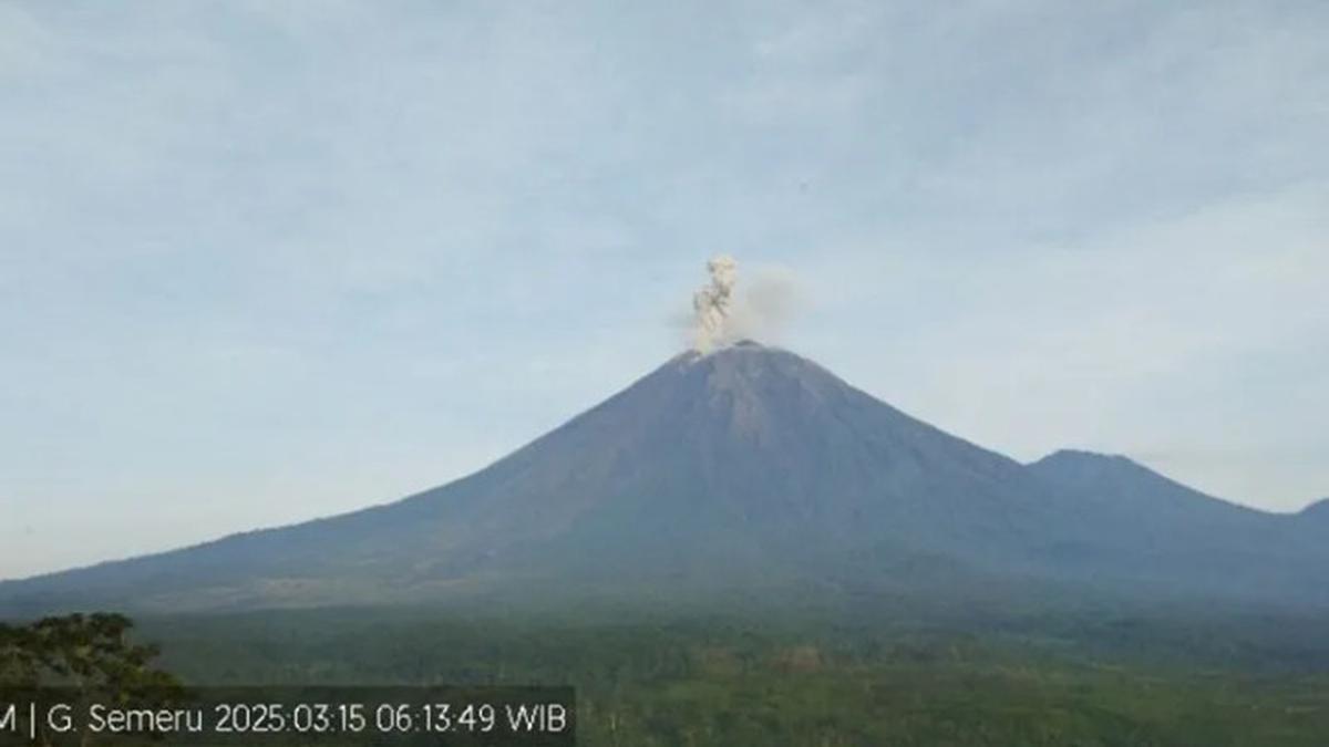 Gunung Semeru Tiga Kali Erupsi, Tinggi Letusan Capai 800 Meter - Regional Liputan6.com