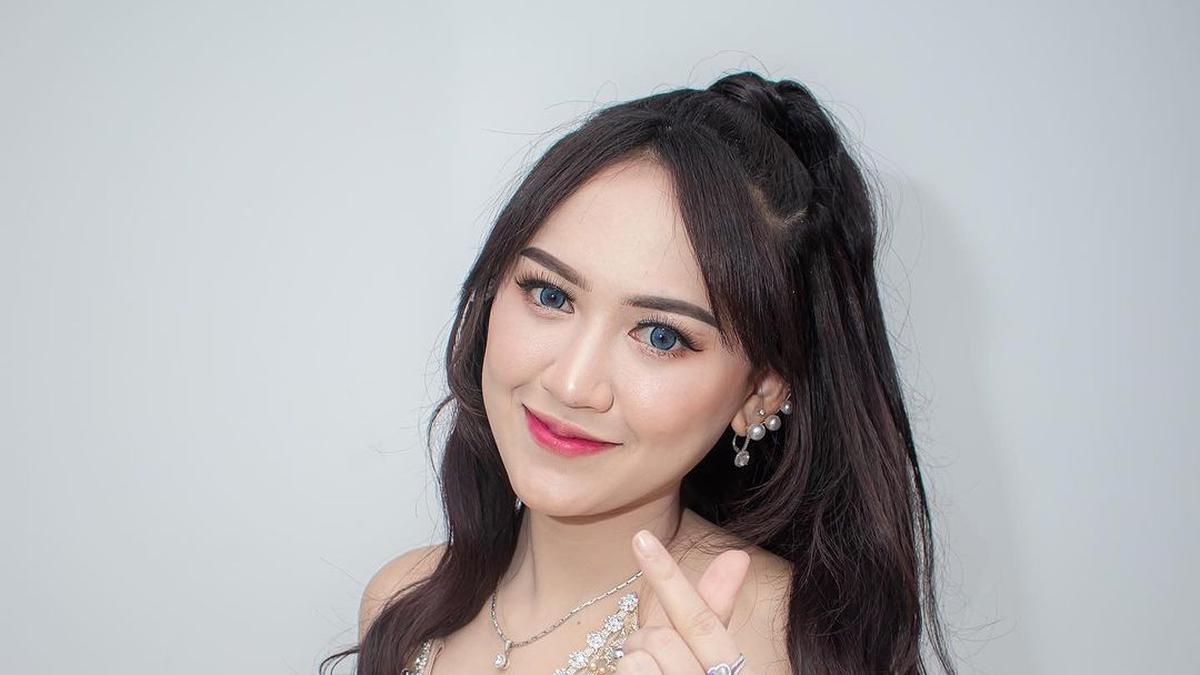 Wajah Happy Asmara Mejeng di Times Square New York City Bareng Rossa dan Para Musisi Beken Tanah ...