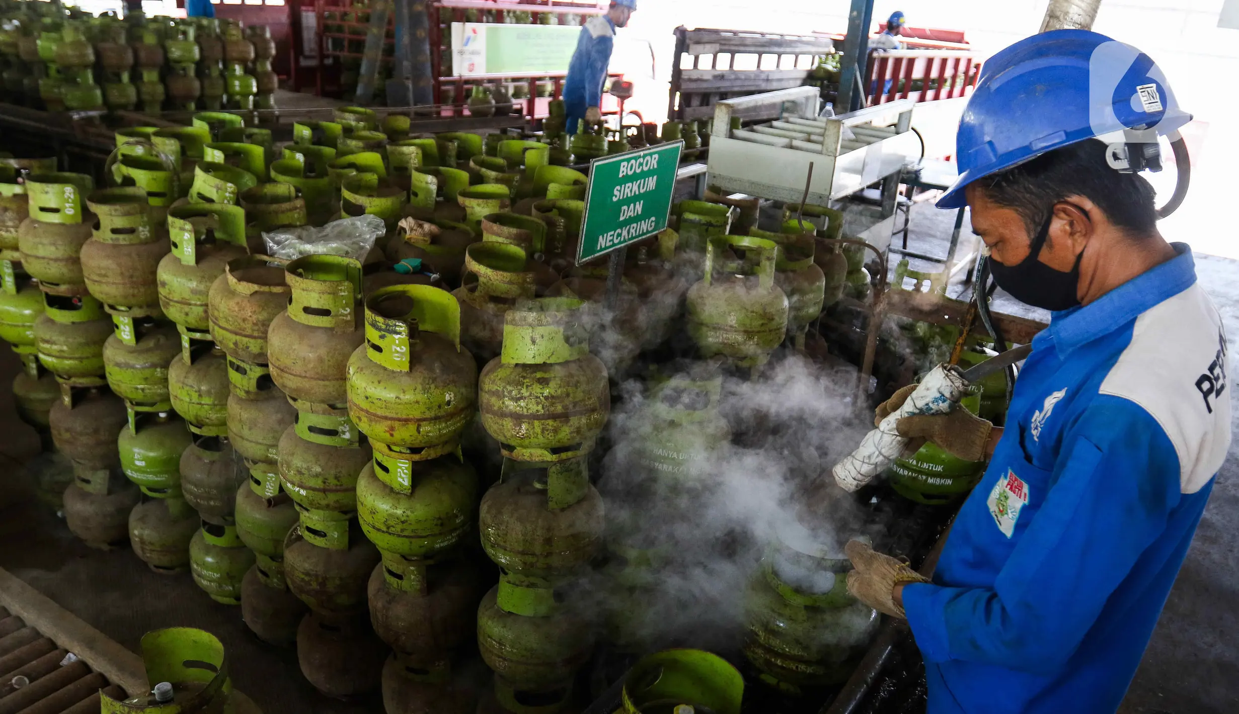 Melihat Proses Pengisian LPG 3 Kg di SPBE - Foto Liputan6.com