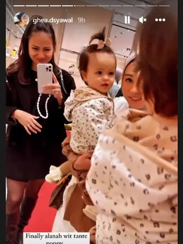 5 Potret Poppy Bunga dan Ghea D'Syawal Lepas Kangen di Belanda, Bawa ...